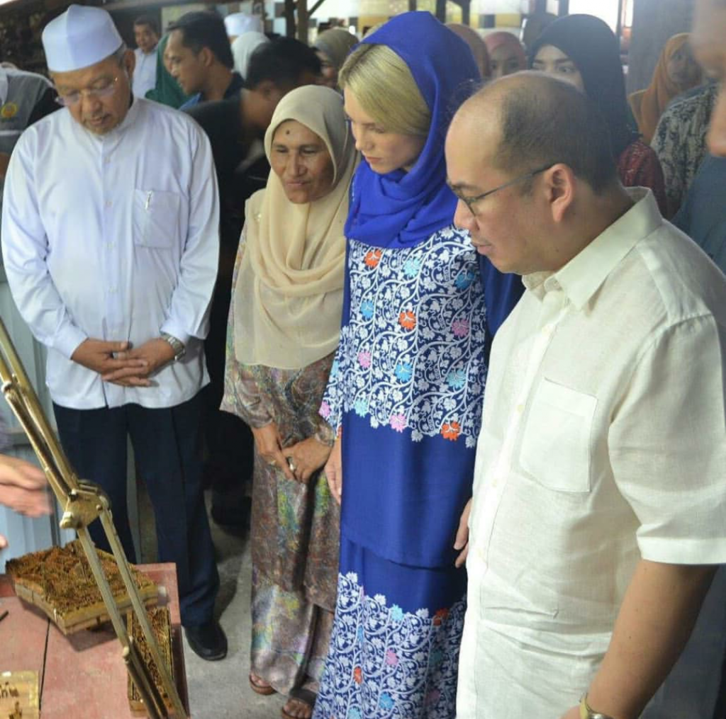 Penampilan CHE PUAN SOFIE Berselendang & Berbaju Kurung Curi Perhatian Rakyat KELANTAN!