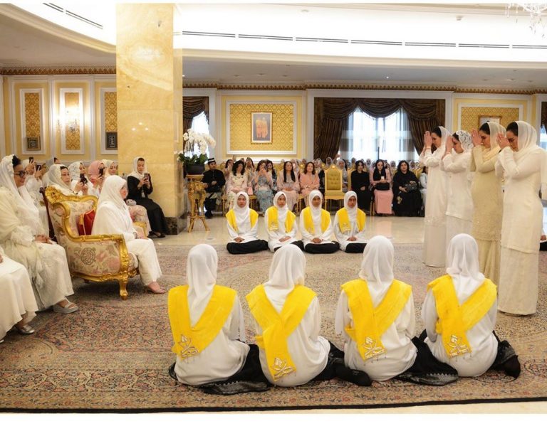 Manis & Berseri-seri Tengku Puteri Iman Afzan Ketika Istiadat Menempah ...