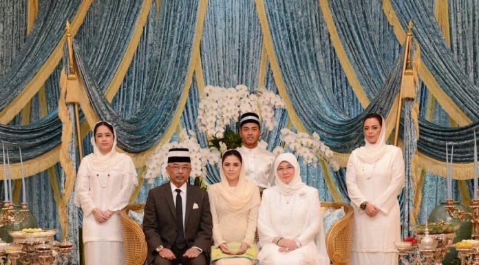 Manis & Berseri-seri Tengku Puteri Iman Afzan Ketika Istiadat Menempah ...