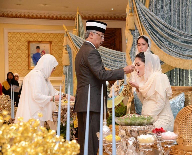 Manis & Berseri-seri Tengku Puteri Iman Afzan Ketika Istiadat Menempah ...
