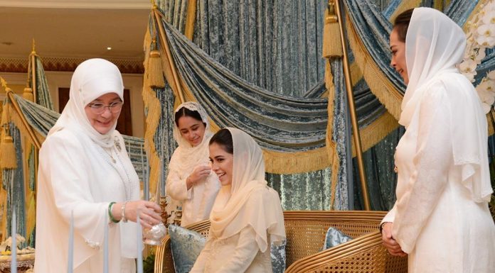 Manis & Berseri-seri Tengku Puteri Iman Afzan Ketika Istiadat Menempah ...