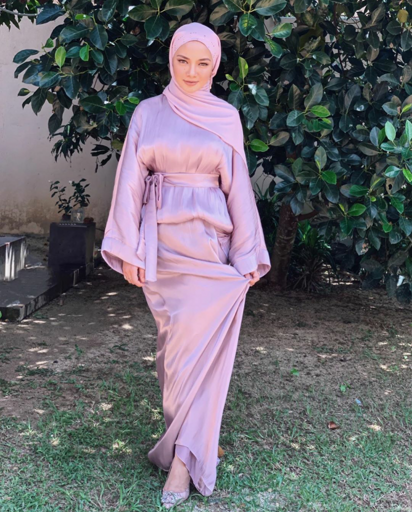 Pakai Design Baju Raya Sama Dengan Mak, Peminat Puji NEELOFA & DATIN ...