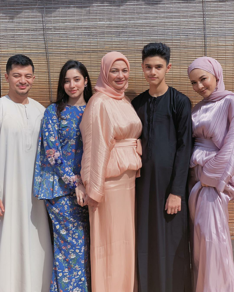Pakai Design Baju Raya Sama Dengan Mak, Peminat Puji NEELOFA & DATIN ...