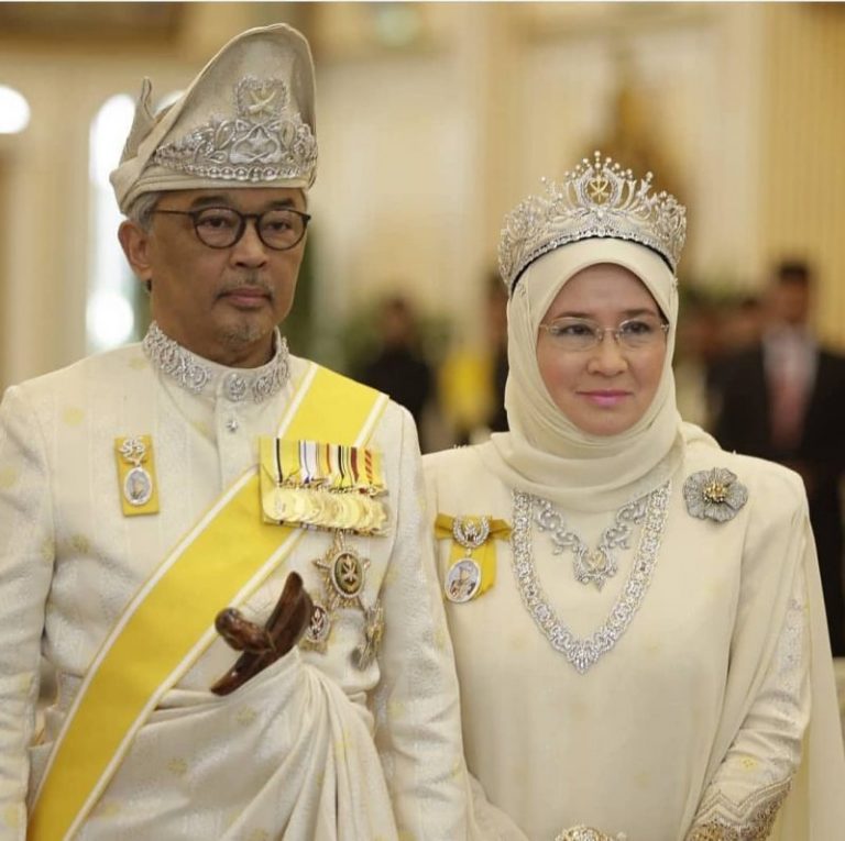 Raja Permaisuri Agong Jahit Sendiri Kain Samping Yang di-Pertuan Agong ...