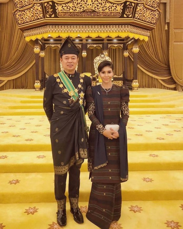 Datin Sri Zahida Memukau Dalam Persalinan Kurung Bersulam Emas Tenunan ...