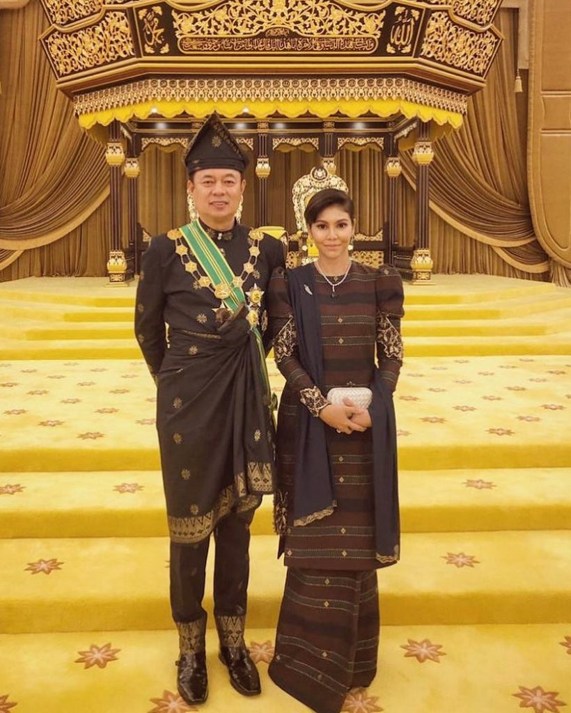 Datin Sri Zahida Memukau Dalam Persalinan Kurung Bersulam Emas Tenunan ...