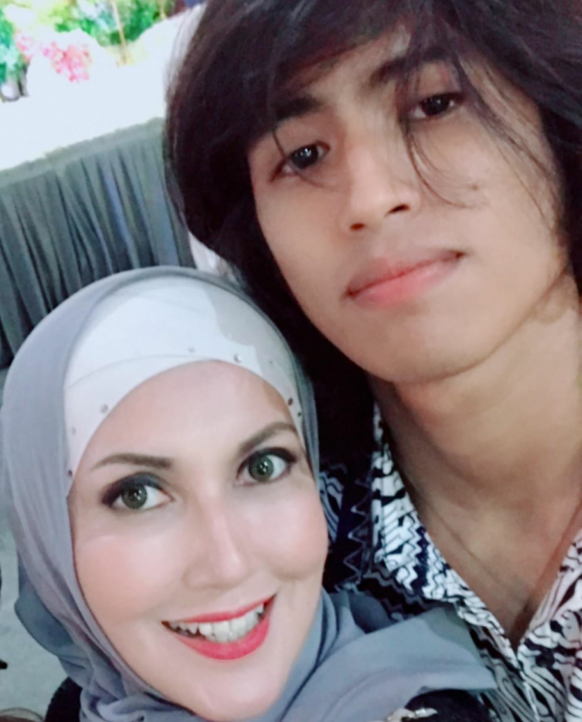 Anak Dah Besar Panjang Tapi Maintain Cantik, Wajah Terkini ZAKIAH ANAS ...