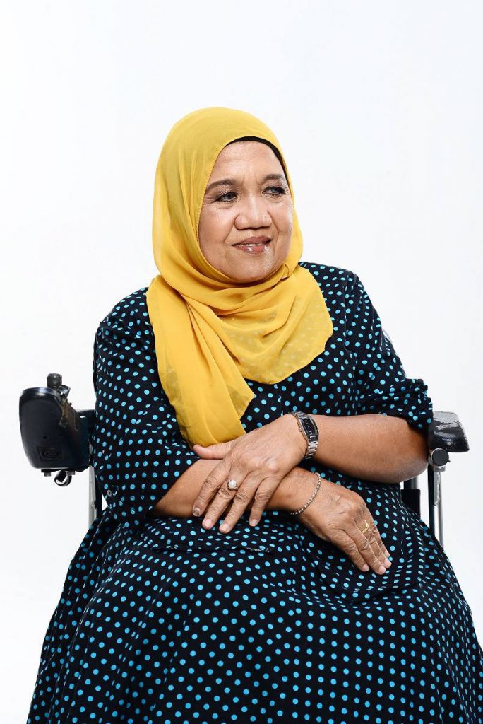 Walau Ibu Mimi Fly Lahir Tanpa Sepasang Kaki Namun Tetap MENANG Di Hati ...