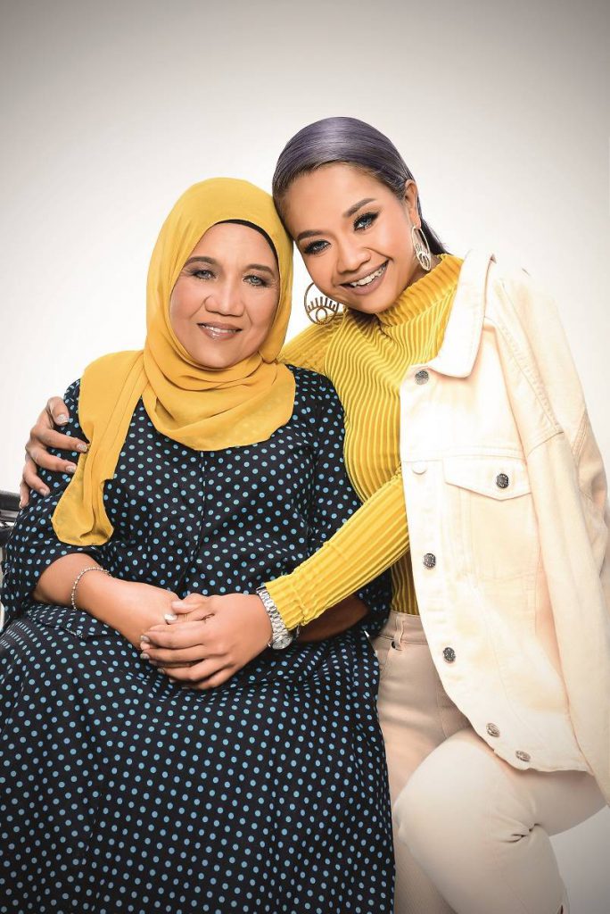 Walau Lahir Tanpa Sepasang Kaki, Ibu MIMI FLY Berjaya Didik 3 Anak ...