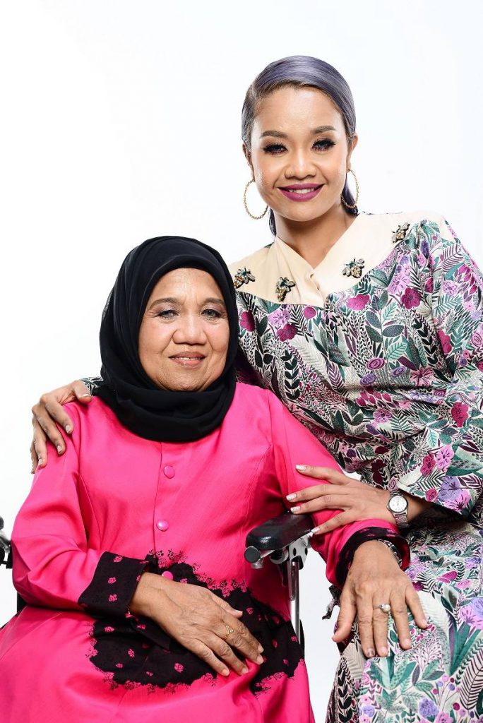 Walau Ibu Mimi Fly Lahir Tanpa Sepasang Kaki Namun Tetap MENANG Di Hati ...