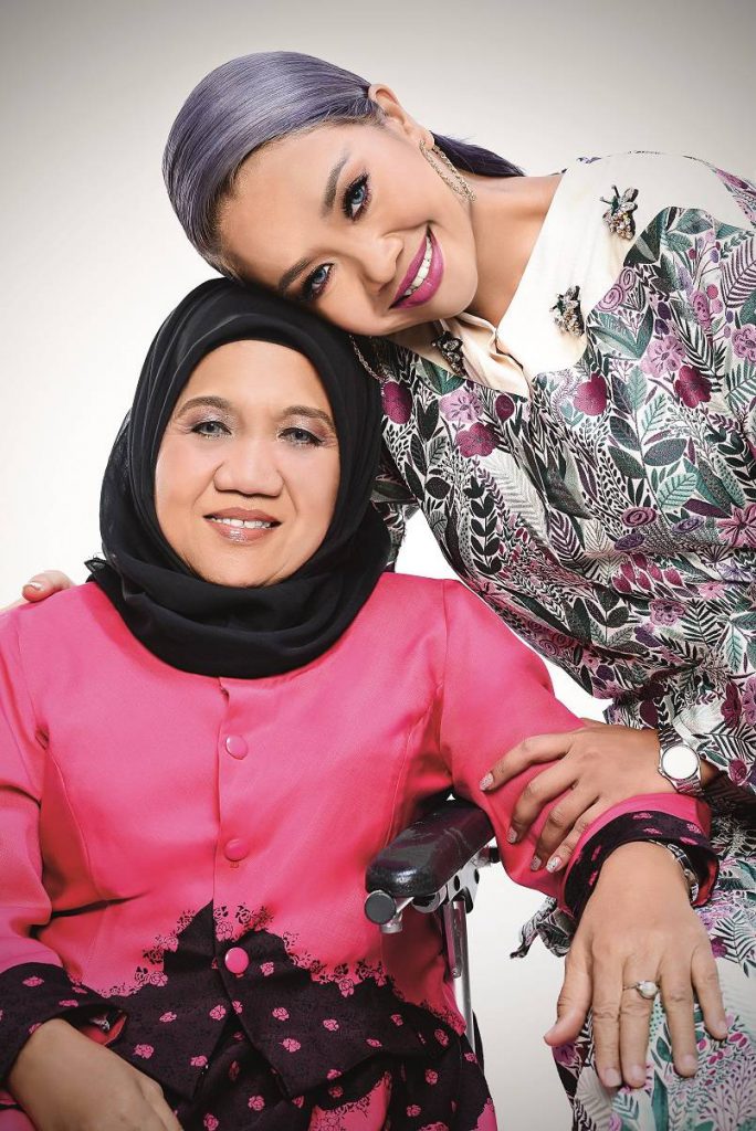 Walau Ibu Mimi Fly Lahir Tanpa Sepasang Kaki Namun Tetap MENANG Di Hati ...