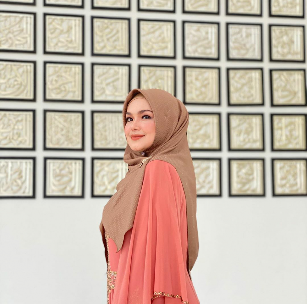 Gaya Ranggi TENGKU PERMAISURI NORASHIKIN Dalam Jean Biru & Kemeja Putih ...