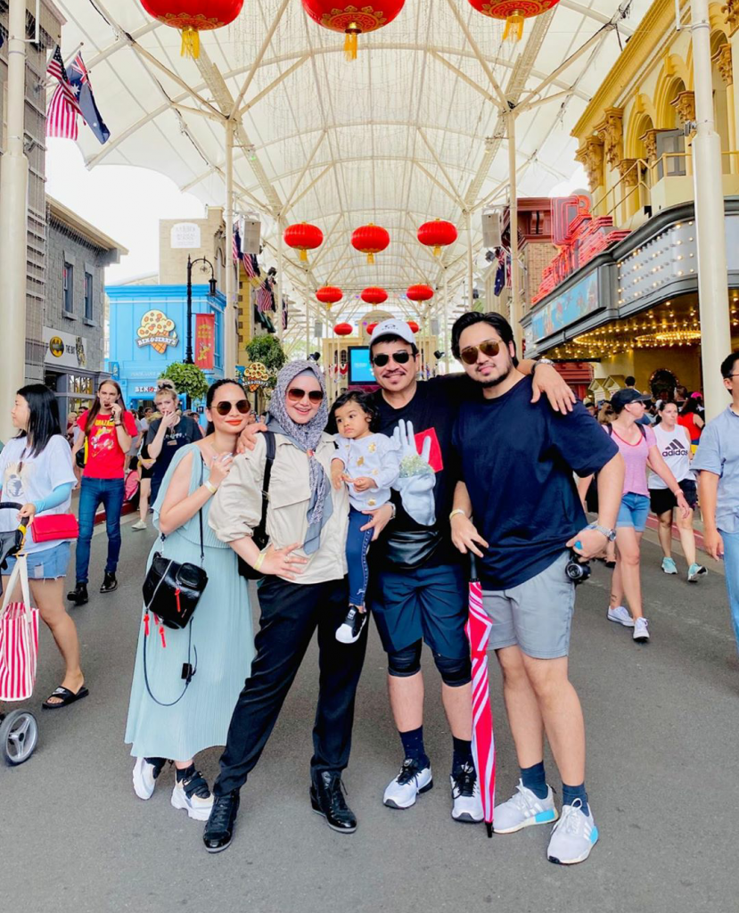 Gaya Ranggi TENGKU PERMAISURI NORASHIKIN Dalam Jean Biru & Kemeja Putih ...