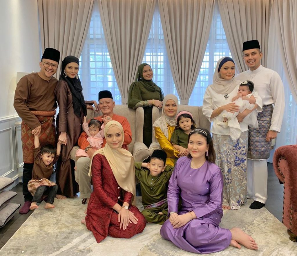 Comelnya Cucu Arwah ‘Iron Lady’ Datuk Maznah Hamid, Sedondon Baju Raya ...