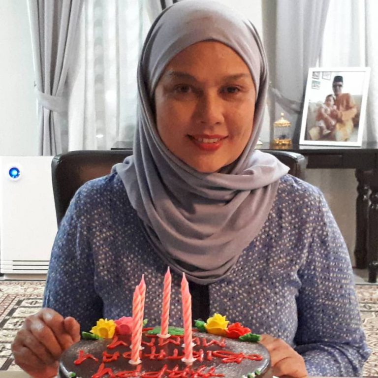 Miliki 6 Anak & 2 CUCU Namun DATIN AZIE Kekal CANTIK Di Usia 57 Tahun