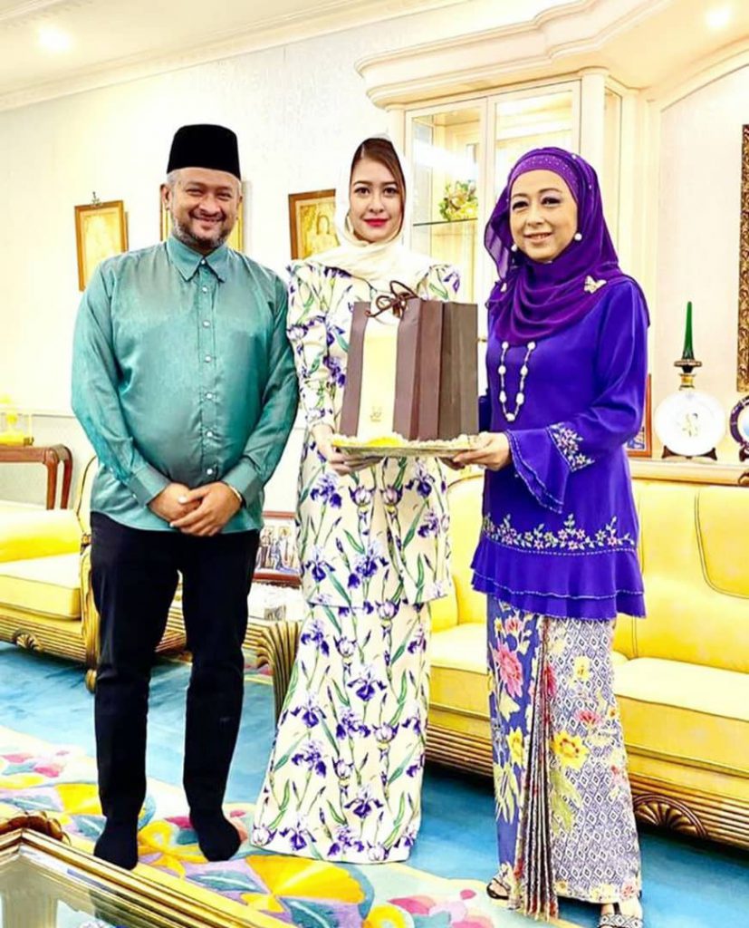 Kongsi Pertemuan Dengan Raja Puan Besar Perak, Penampilan DATIN EINA ...