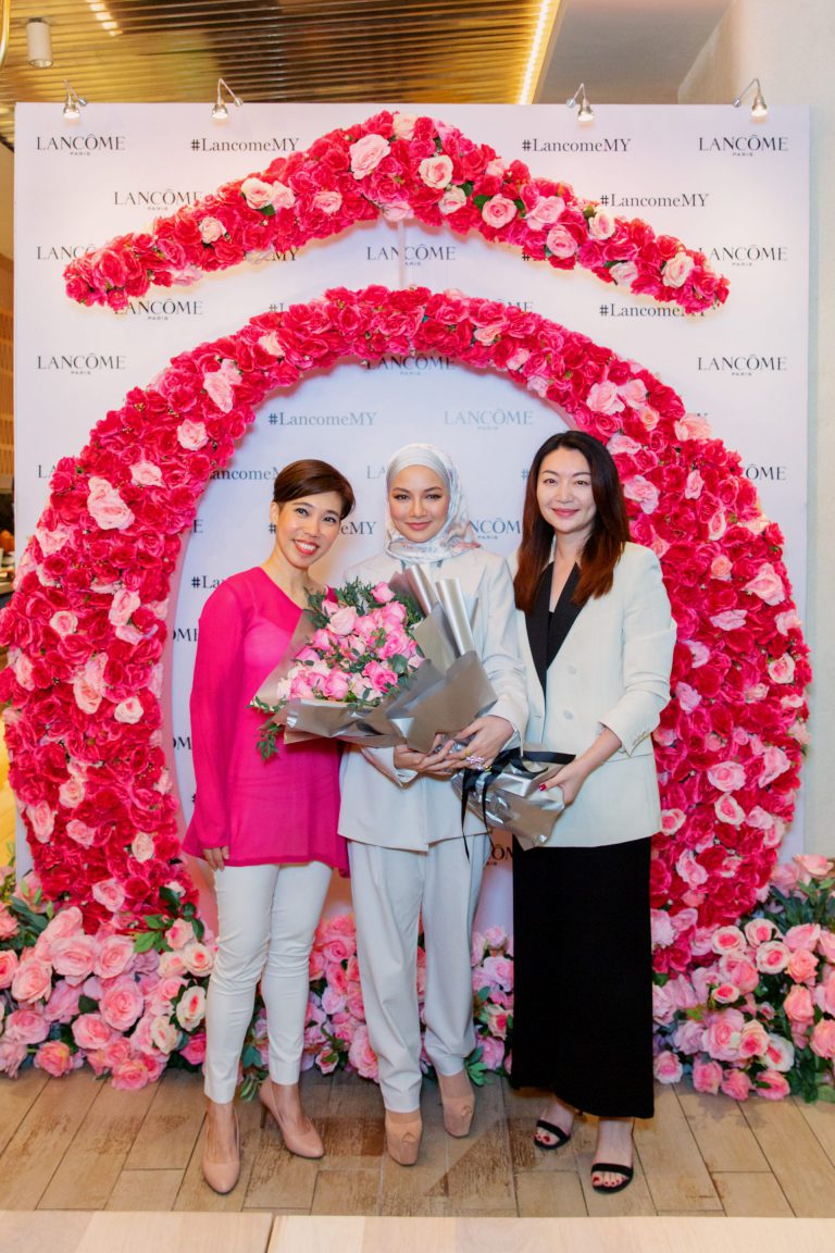 Pecah Tradisi, NEELOFA Wanita Hijab Pertama Jadi Duta Rantau Asia ...