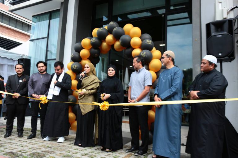 Usia 54 Tetap Cantik Menawan, Raja Ema Akui Bahagia Hidup Solo Dengan ...