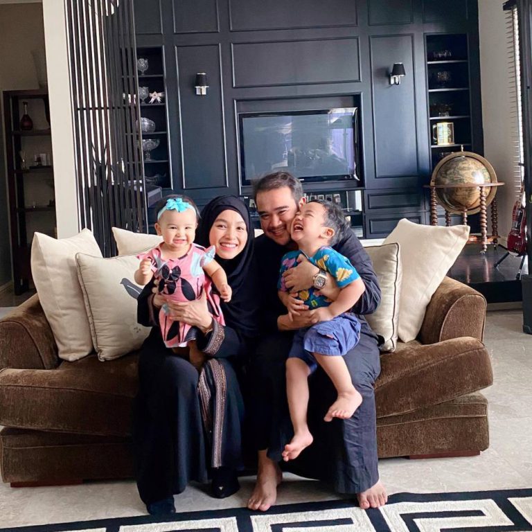 Usia 54 Tetap Cantik Menawan, Raja Ema Akui Bahagia Hidup Solo Dengan ...