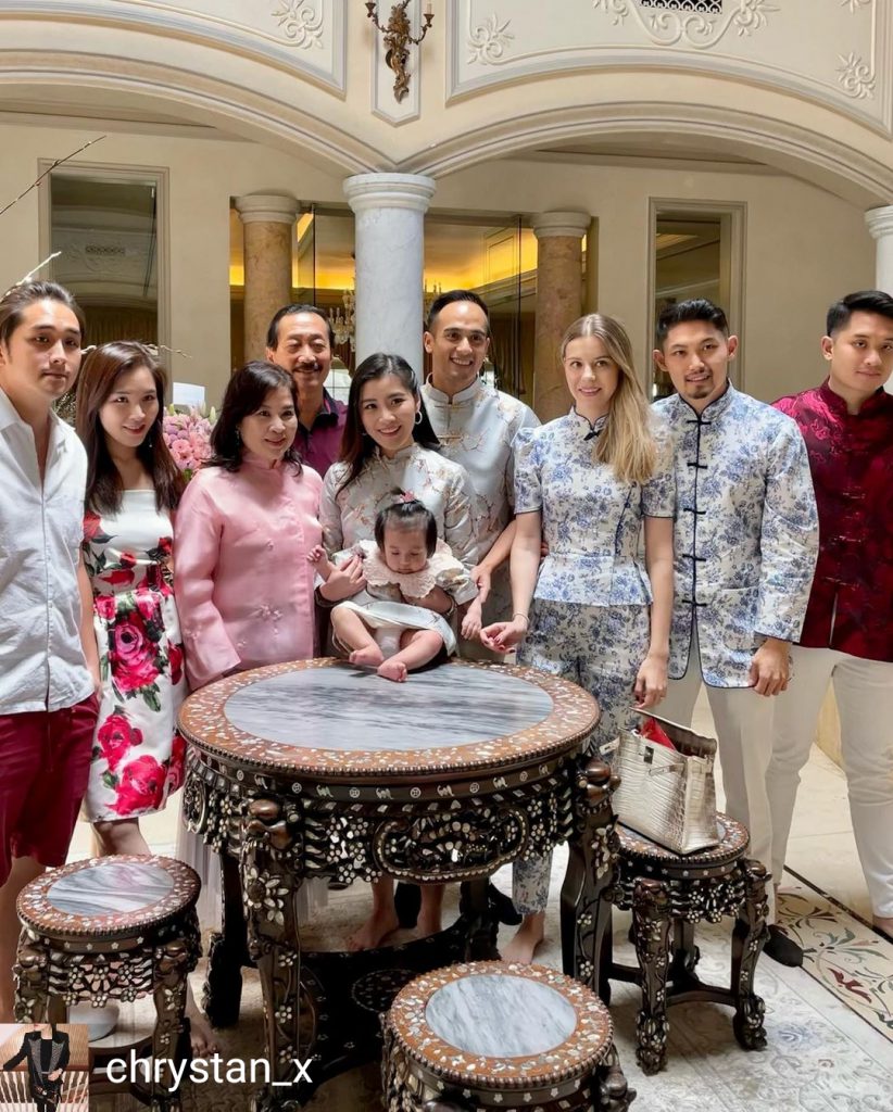 Wajah Comel Cucu Jutawan Vincent Tan Buat Ramai Cair, Siap Beg Hermes ...