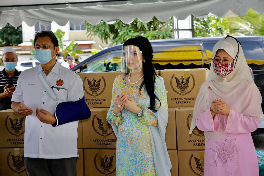 Anggun Berkurung Moden, TOH PUAN RAGHAD Habiskan 2 Hari Menyantuni ...