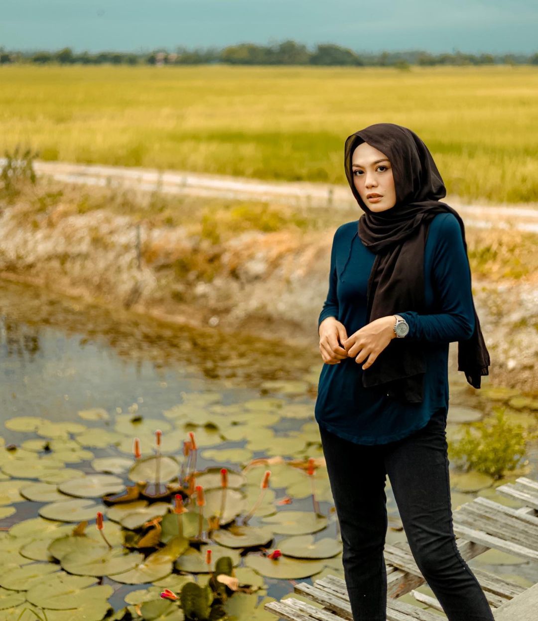 Wajah Tirus, Dagu Runcing, Pinggang Ramping 27 Inci, Kecantikan Zulin ...