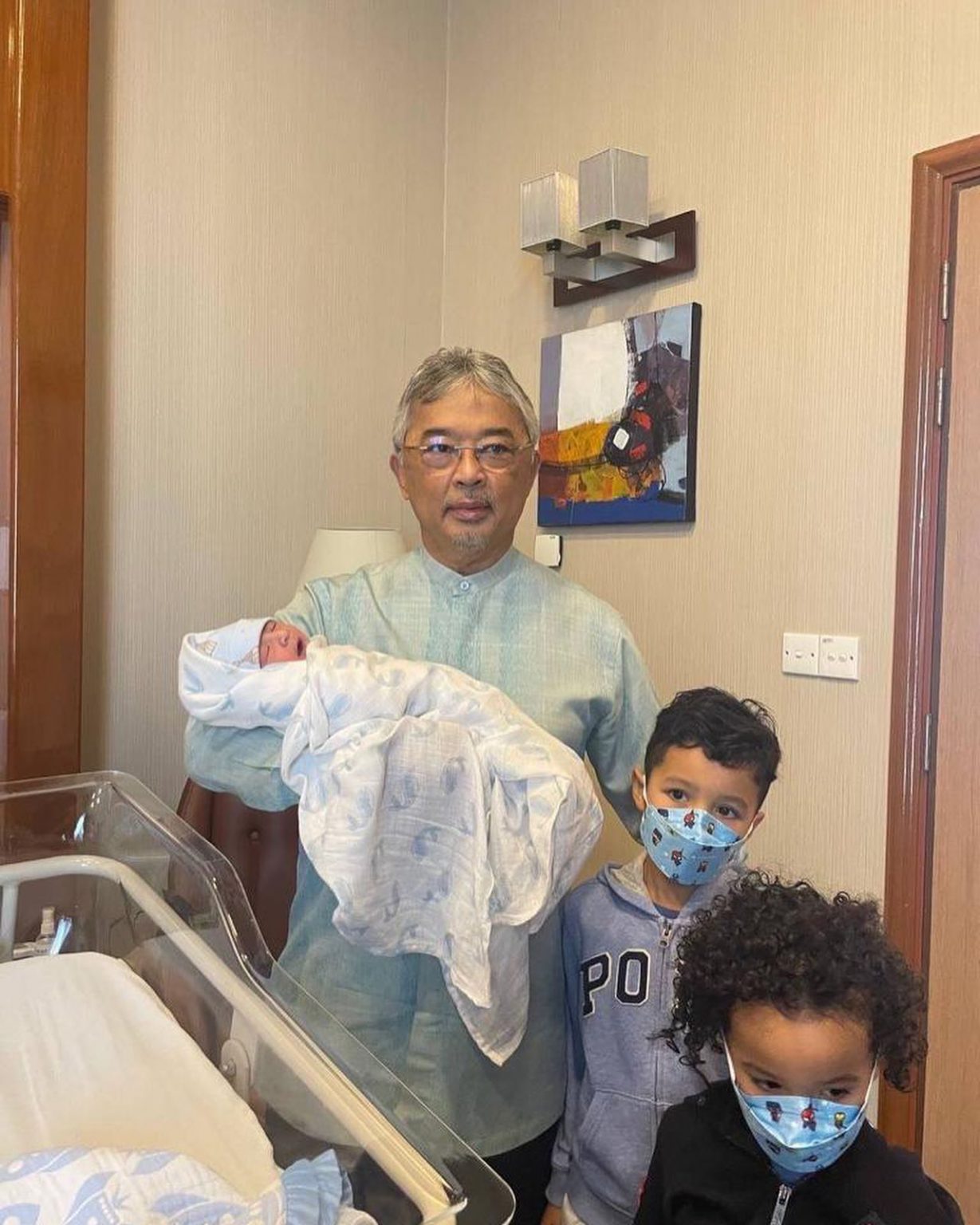 Seri Paduka Berkenan Kongsi Nama, Gambar Cucunda - YM Tengku Nuh ...