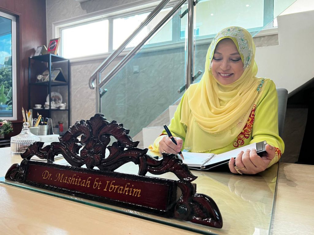 Umur 57 Tahun, Dato' Dr. Mashitah Ibrahim Rasmi Bergelar Pesuruhjaya ...