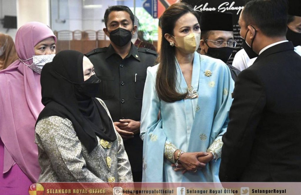 Anggun Berkebaya Songket, Tengku Permaisuri Norashikin Titah Pulihkan ...