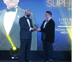 Penerima NONA Men's Business Mentor Award, Datuk Wira Dr Azizan Osman ...