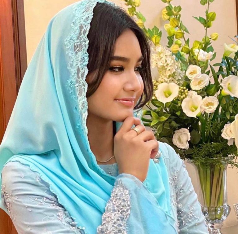 Usia 54 Tetap Cantik Menawan, Raja Ema Akui Bahagia Hidup Solo Dengan ...