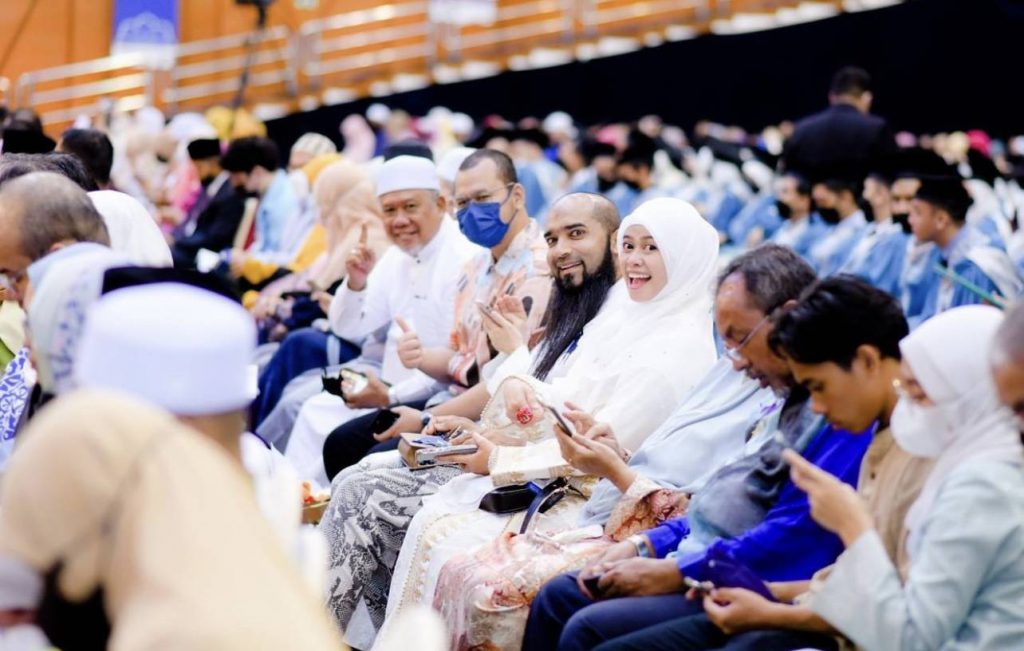 Adik DATIN SERI HELIZA HELMI Terima Ijazah & Bergelar Hajah Di Usia 25 ...