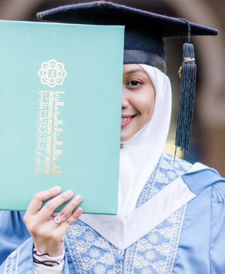 Adik DATIN SERI HELIZA HELMI Terima Ijazah & Bergelar Hajah Di Usia 25 ...