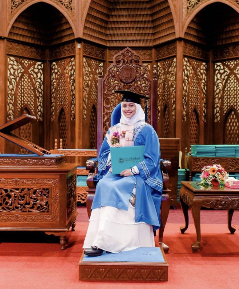 Adik DATIN SERI HELIZA HELMI Terima Ijazah & Bergelar Hajah Di Usia 25 ...