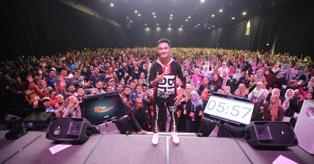 Gaya Ranggi TENGKU PERMAISURI NORASHIKIN Dalam Jean Biru & Kemeja Putih ...