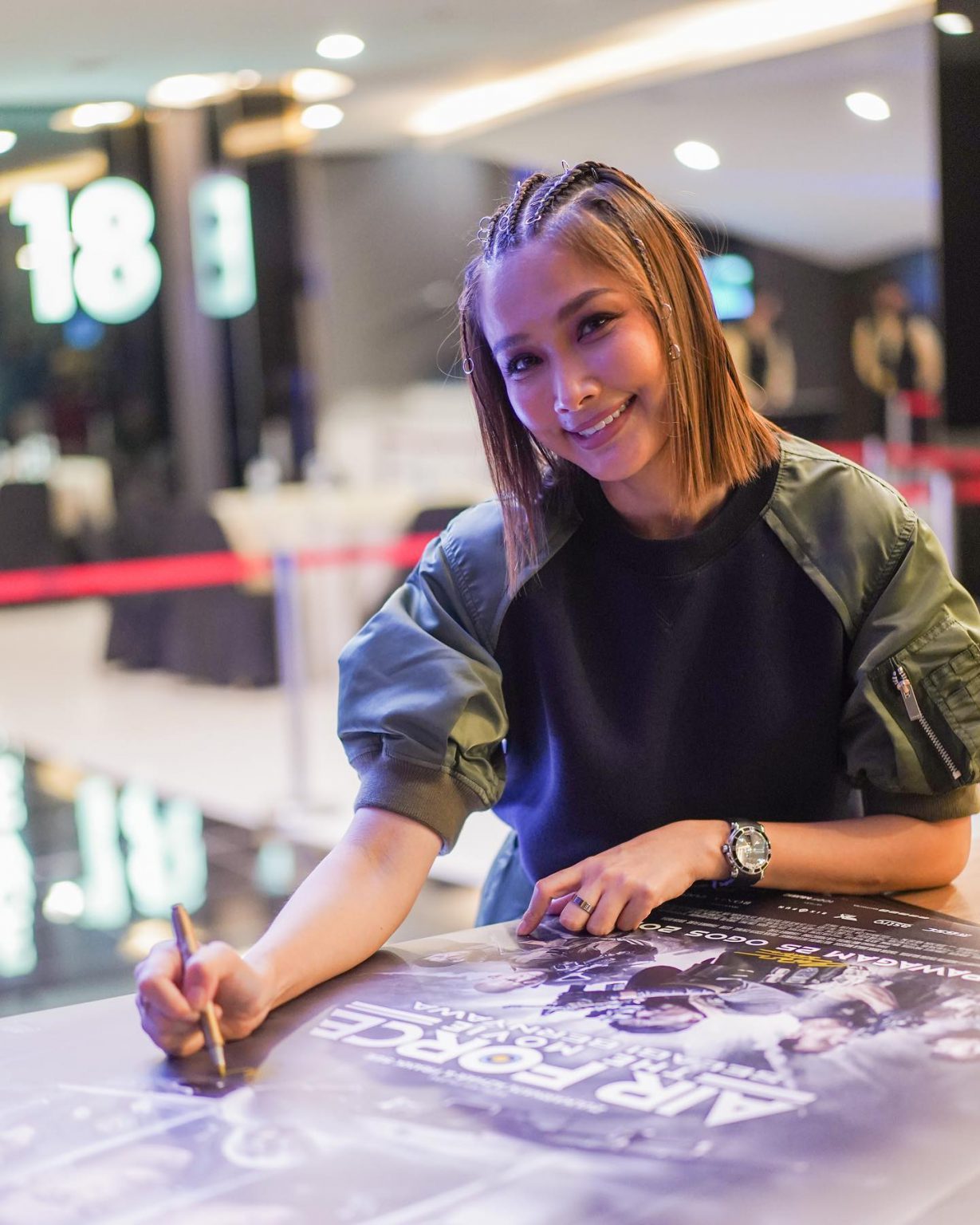 Inspirasi Gaya Scha Alyahya Dalam Air Force The Movie, Girl Power Yang ...