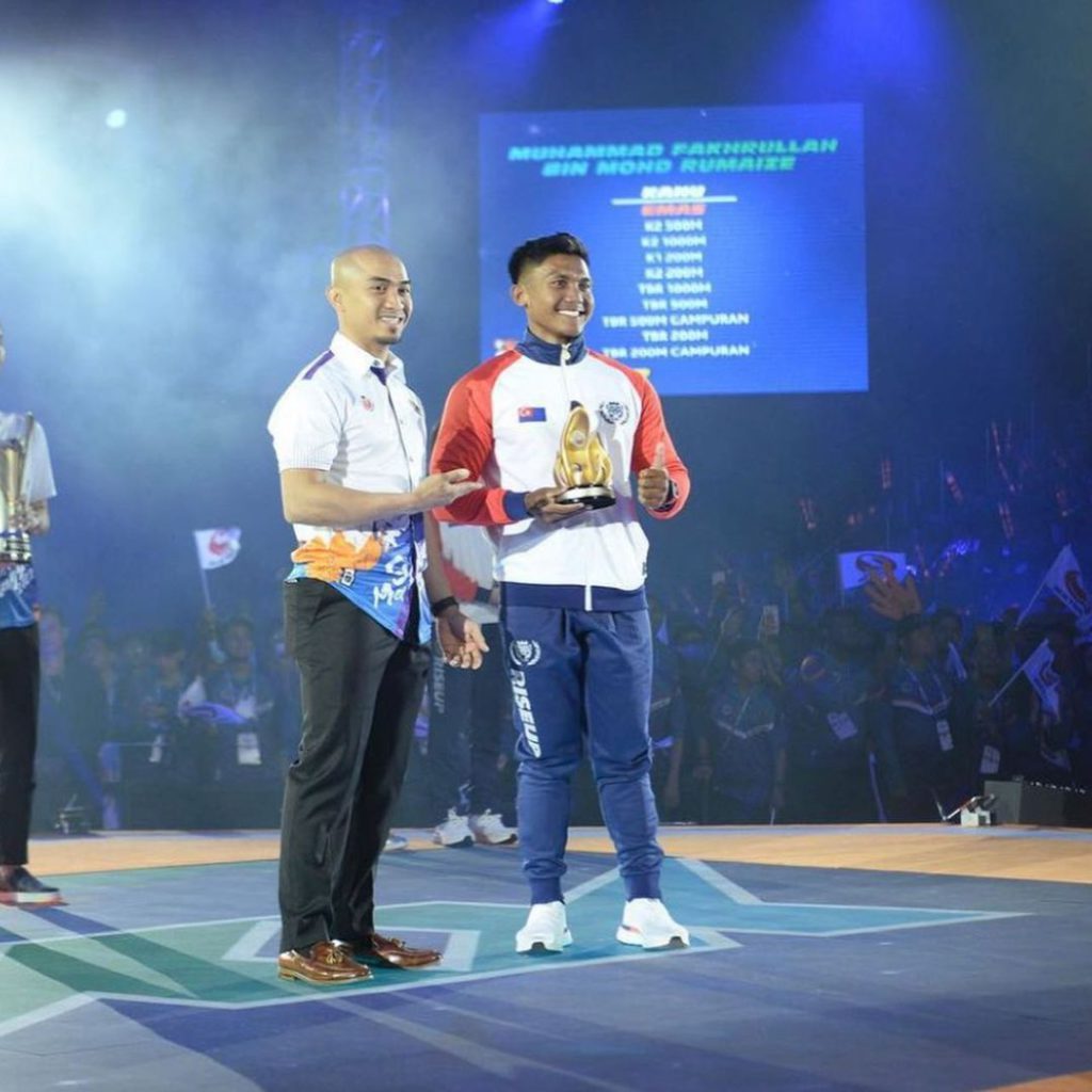 “3 Legenda Dalam 1 Gambar” AZIZUL HASNI AWANG Bangga Berkongsi Pentas ...