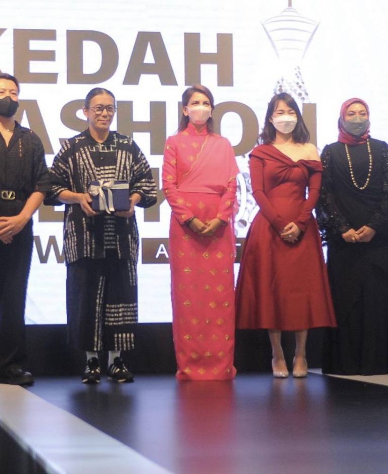 RAJA PUAN MUDA KEDAH Tampil Jelita Dalam Persalinan Songket Bunga Tabur ...