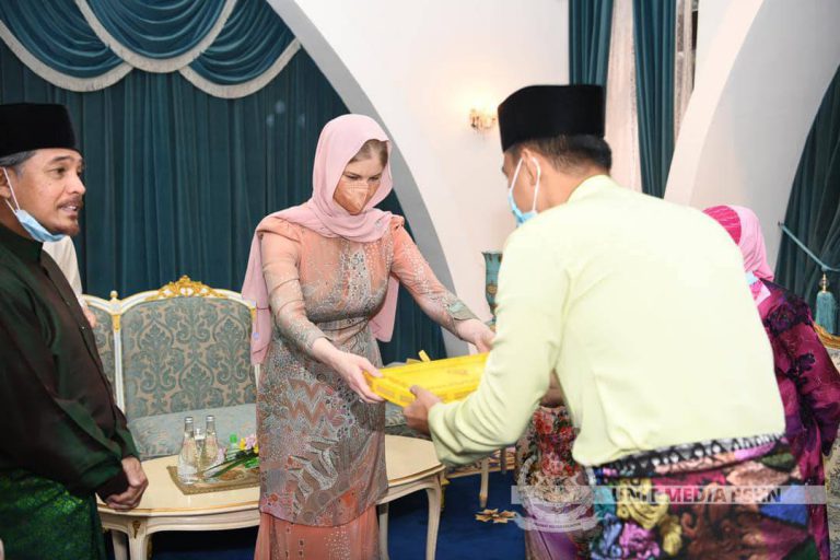 Kemunculan Pertama Sultanah Nur Diana Petra Abdullah Curi Tumpuan!