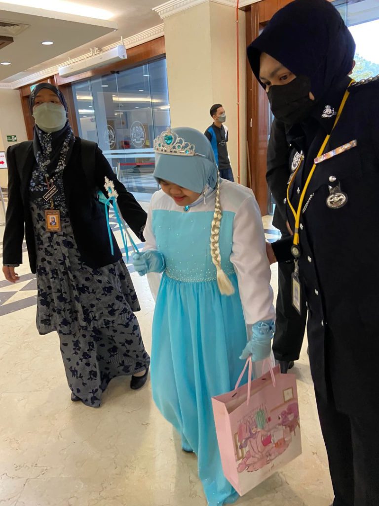 “Cantiknya Bella..!!” Hadir Di Mahkamah Dengan Persalinan Frozen, Adik ...