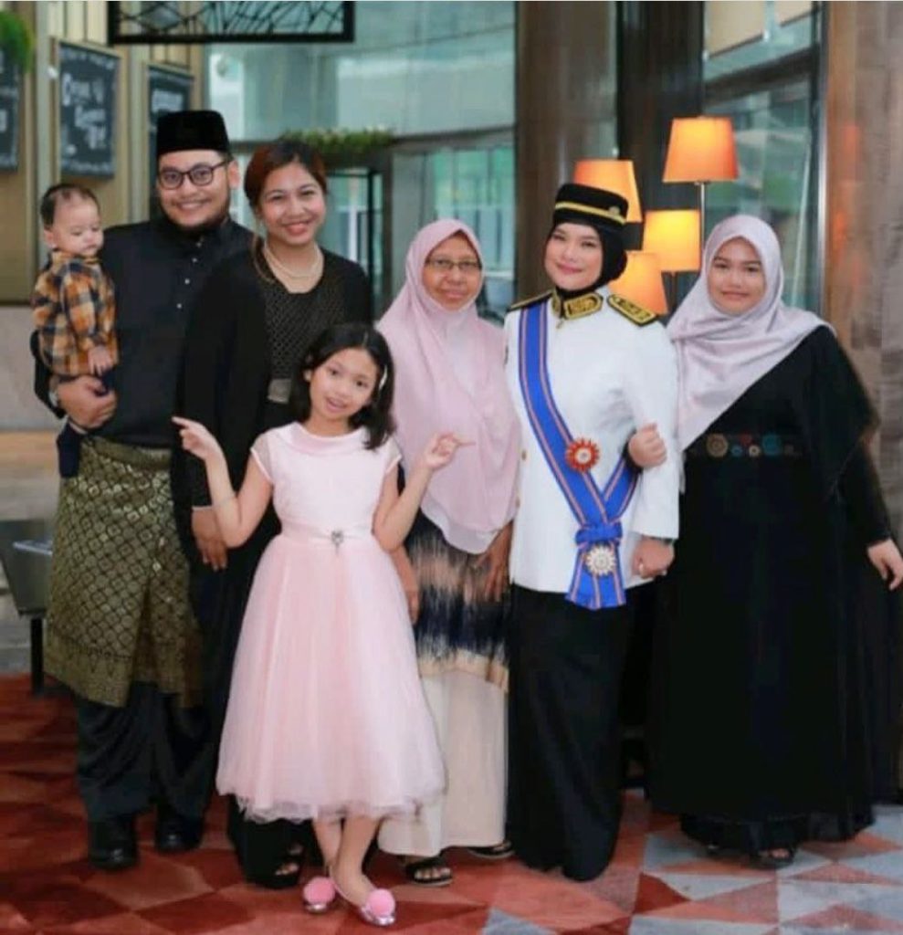 Datuk Nora Ariffin Terima Diploma Mewakili Arwah Anak, Perasaan Sebak ...