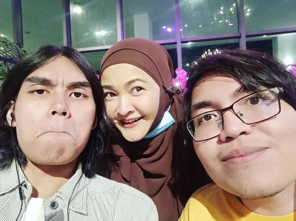 Usia 54 Tetap Cantik Menawan, Raja Ema Akui Bahagia Hidup Solo Dengan ...