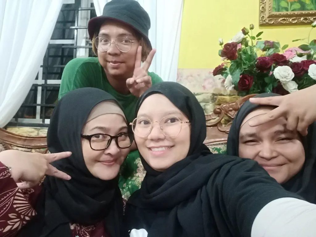 Usia 54 Tetap Cantik Menawan, Raja Ema Akui Bahagia Hidup Solo Dengan ...