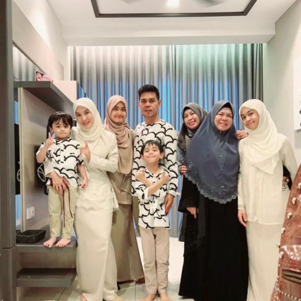 Demi Masa Depan Keluarga, FAUZI NAWAWI & LISDAWATI Buka Kafe Ketengah ...