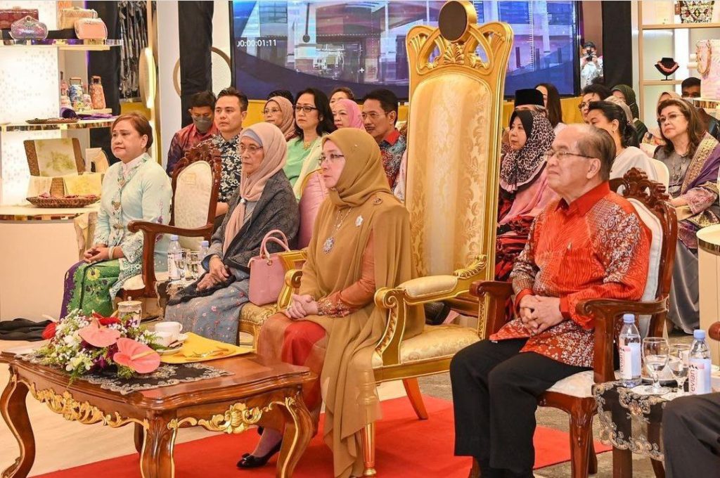 Rakyat Sarawak Berbesar Hati PERMAISURI AGONG Berkenan Berangkat Ke Majlis Perasmian Juma'ani ...