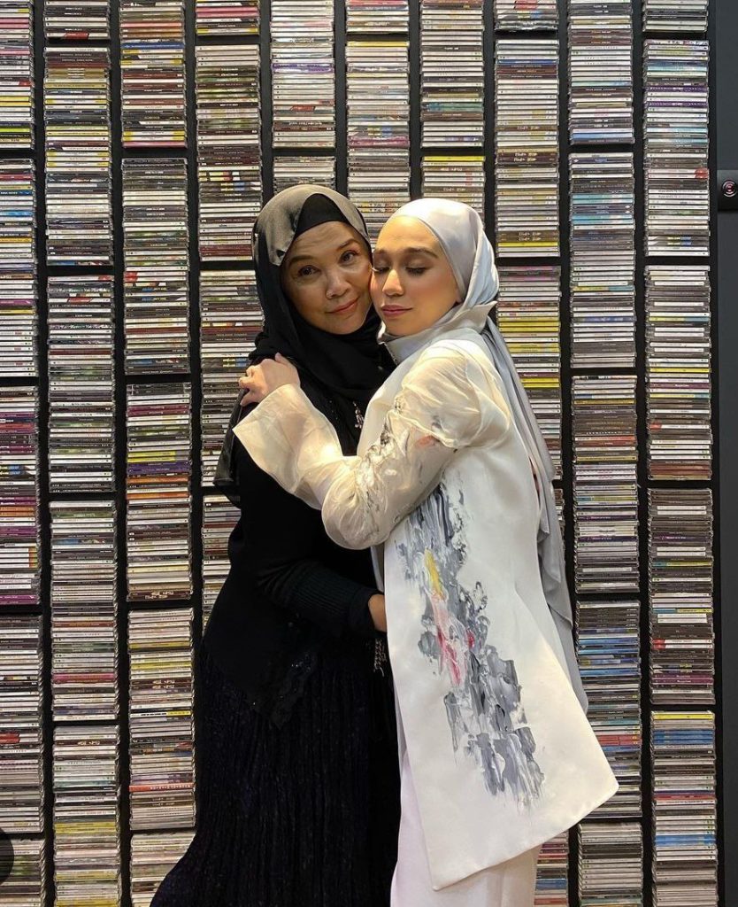 Ibu Anggun Usia 56 & Penjawat Awam Berdedikasi, Dato' Sri Suriani Ahmad ...