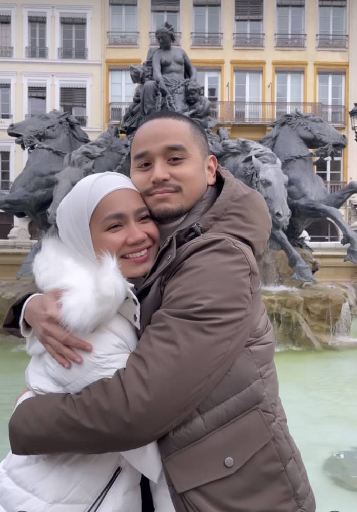 10 Foto Romantik APRENA MANROSE & Suami, 6 Tahun Masih Berdua “Terima ...