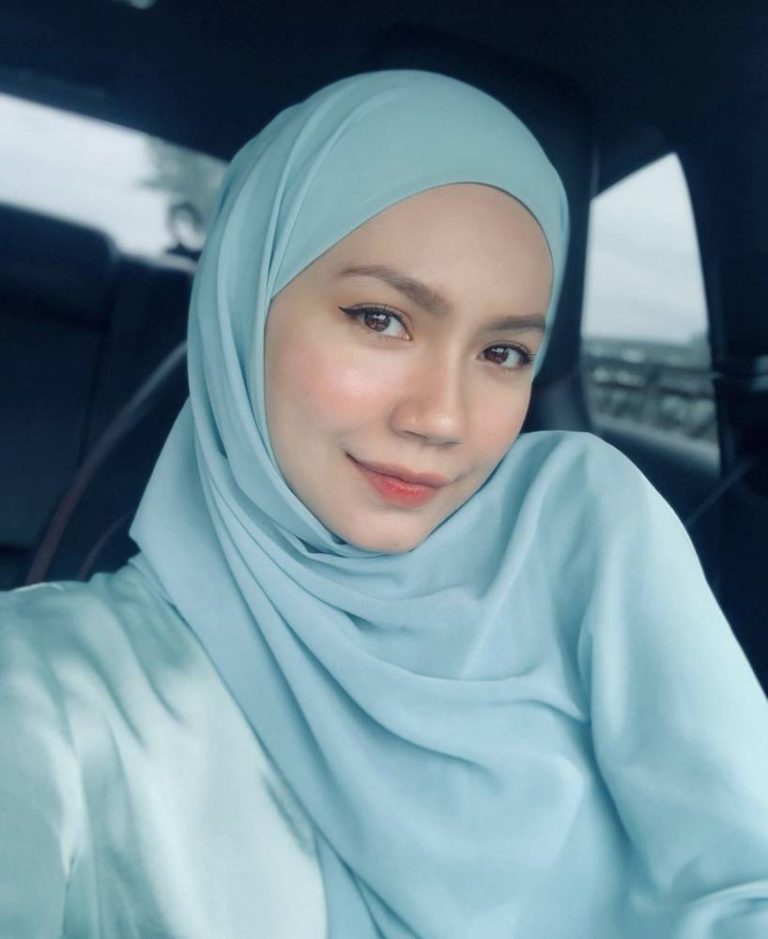 10 Foto Romantik APRENA MANROSE & Suami, 6 Tahun Masih Berdua “Terima ...