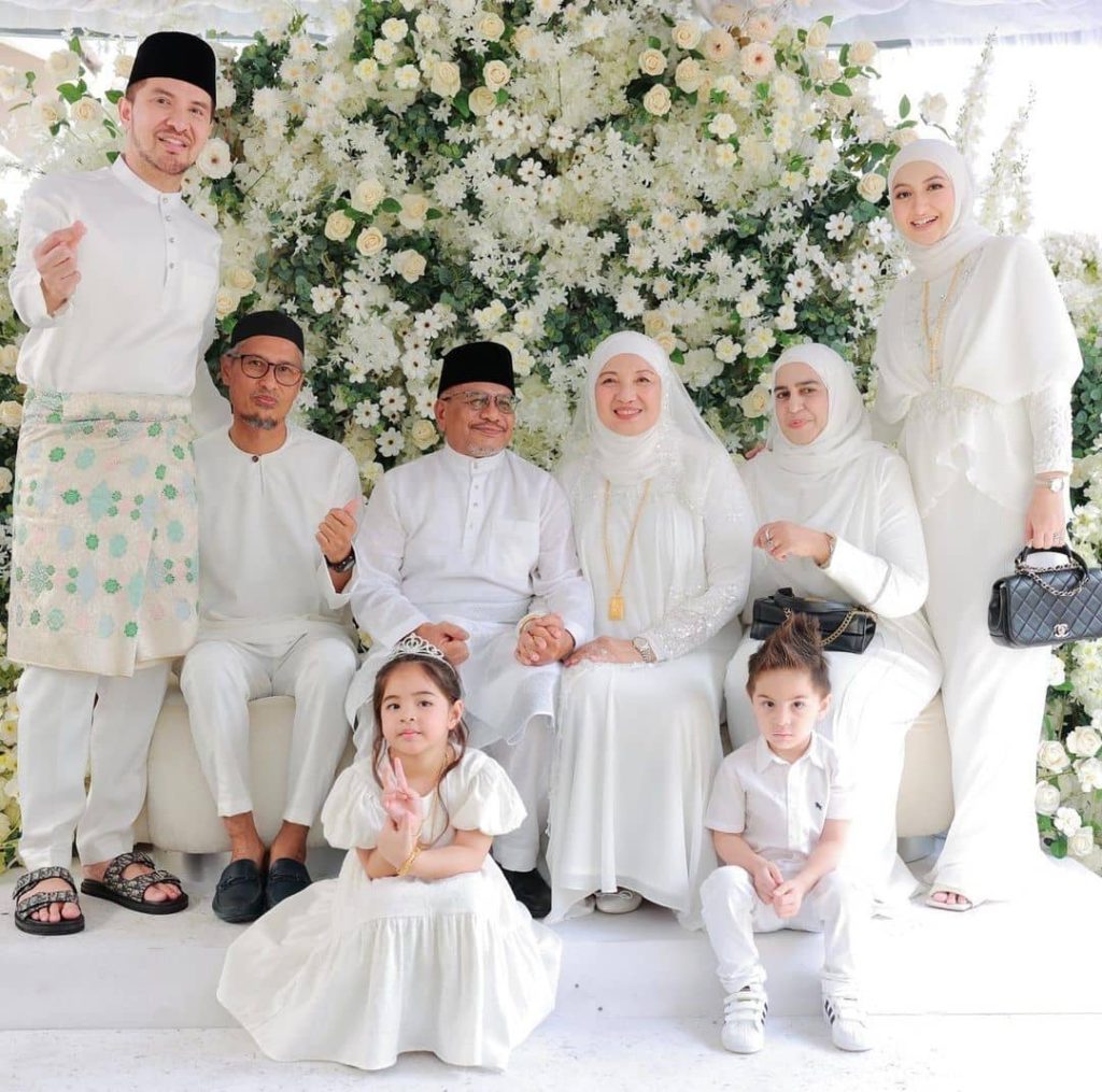 Ibu Kembali Bergelar Isteri Di Usia 64 Tahun, Dato Azril Mohd Radzi ...