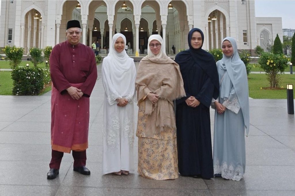 Masjid Sri Sendayan Terima Kehadiran Tetamu DiRaja. Raja Permaisuri ...